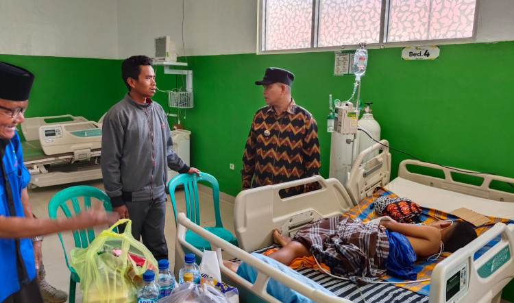 PJ Bupati Buton, La Haruna Menjenguk Dua Orang Warganya Yang Terjatuh ...